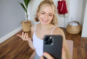 El beso esquimal: Origen, significado y cómo darlo paso a paso